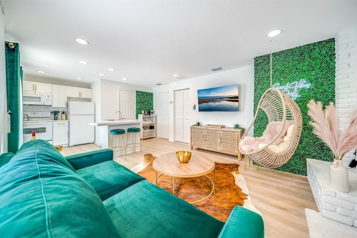 Guesthouse With Fenced Yard- Palm Wave Says - West Palm Beach, FL
