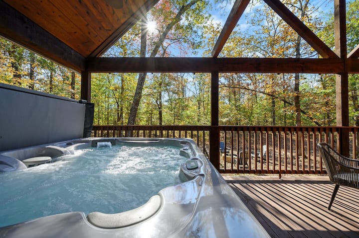 Luxury Honeymoon 1 Bedroom Cabin W/ Hot Tub Near T - Broken Bow, OK