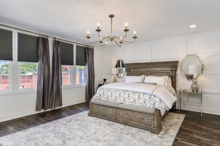 Park House On Main 2a - King Suite - Parkville, MO