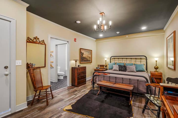 Stay On Main Street_king Suite_walkable Area - Parkville