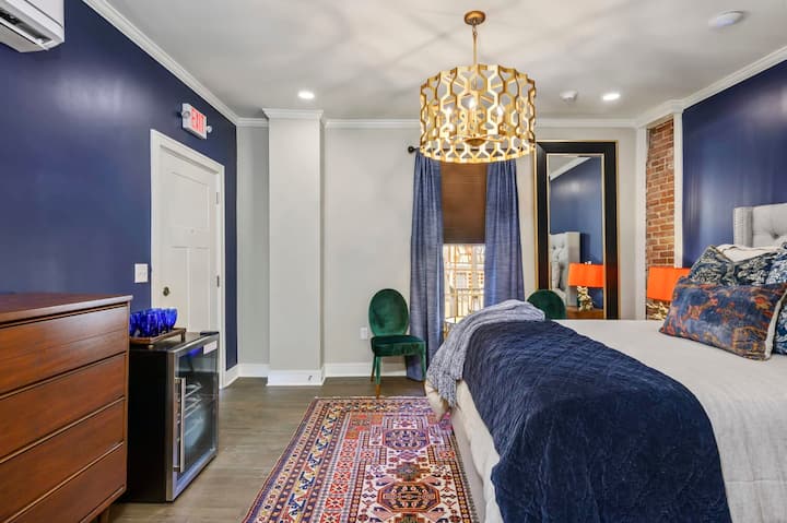 Heart Of Parkville_queenbed_minifridge_relax - Parkville, MO