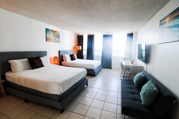 Castle 1205 Free Parking, Large Pool - Miami Beach, FL