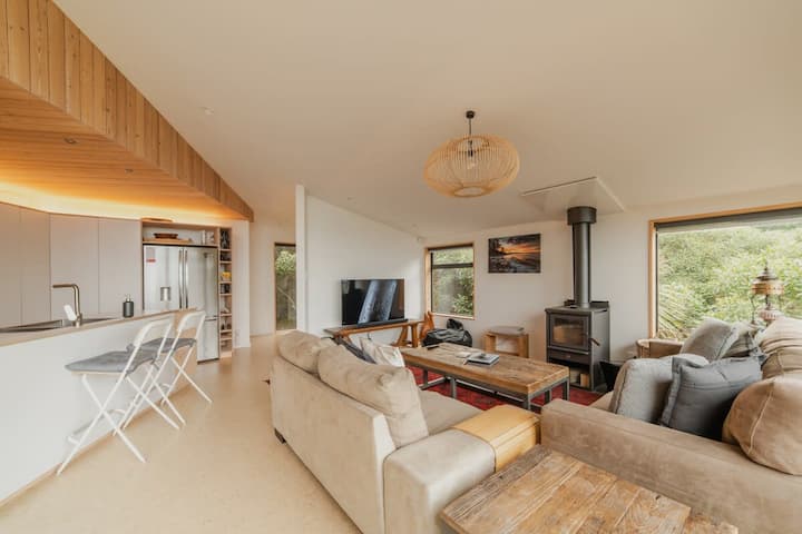 Ocean Views At Rapanui Lodge- 4br Gem With Parking - West Coast