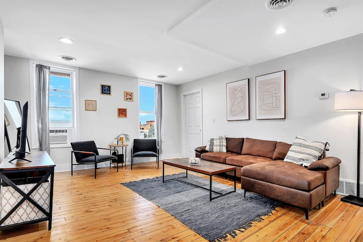 The Collar City Oasis |Pet Friendly|wifi|workspace - Troy, NY