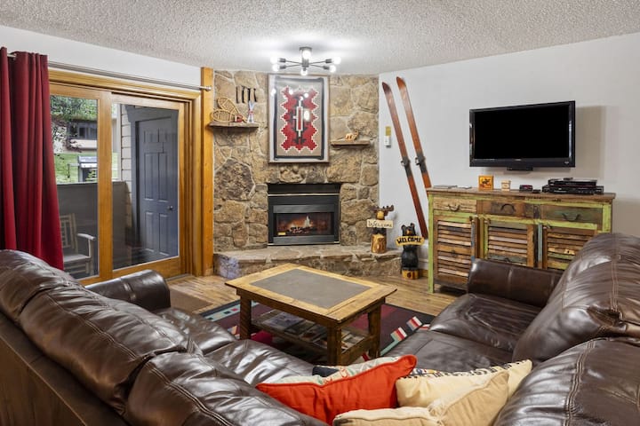 Walk To Gondola! Winter Shuttle! Pool & Hot Tub! - Steamboat Springs