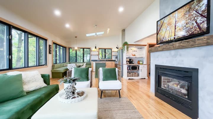 The Hideaway - King Bed, Cedar Barrel Sauna - Clinton