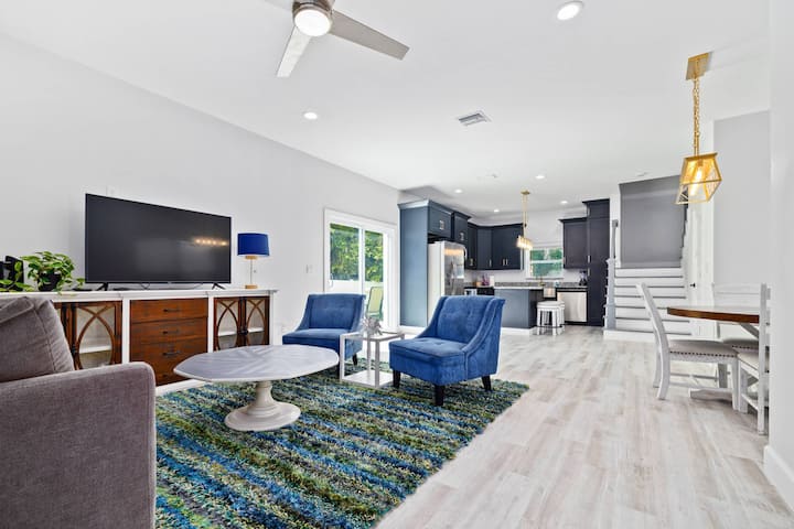 Modern Getaway Firepit, Grill & Walkable Location! - New Port Richey, FL