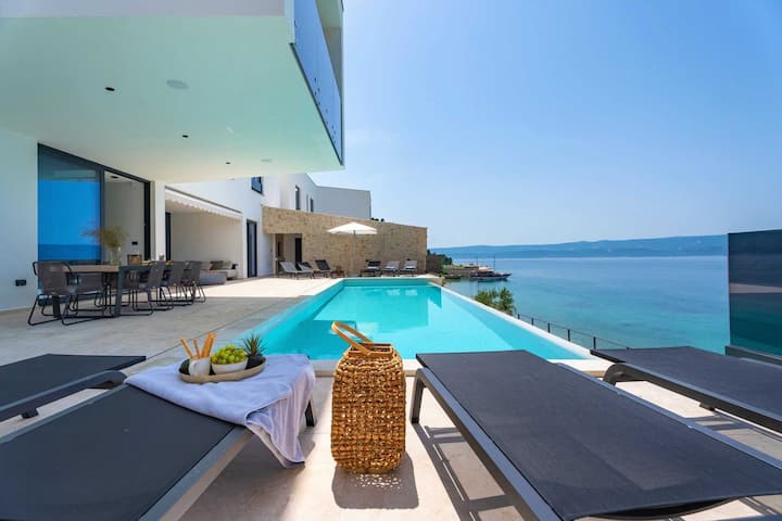 Beachfront Villa Cordelia With Pool - Omiš