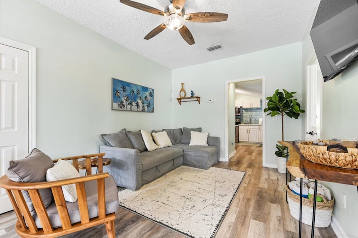 Sunshine House 2|1 Blk To Beach| Close To Mayo - Jacksonville Beach, FL