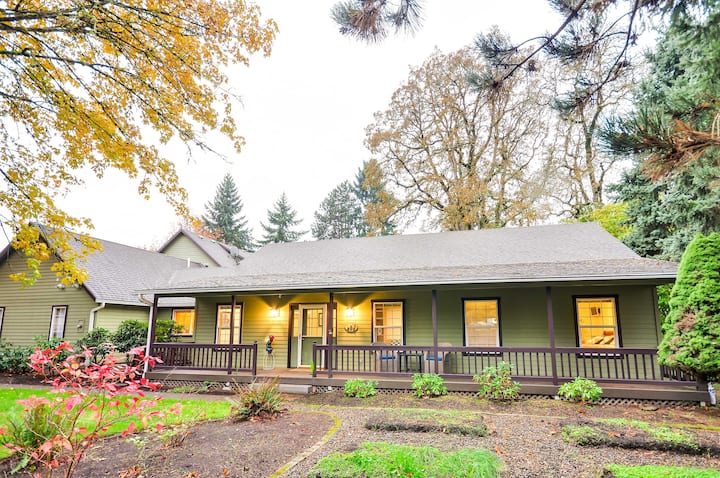 Milwaukie Home W/ Covered Porch: Dogs Welcome! - Oregon City, OR