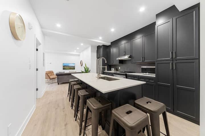 Modern & Peaceful 3 Bedroom Suite,sleep 7, - Dorval