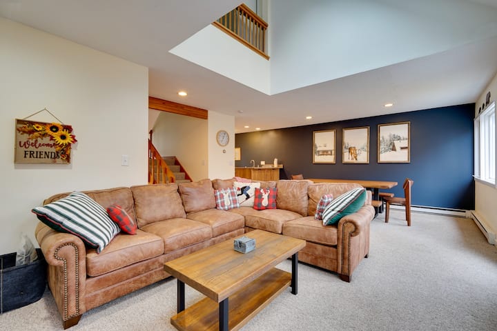 Sunny Stratton Townhome ~ 1 Mi To Skiing! - Stratton, VT