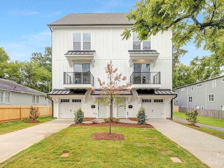 Birdsong Bungalow: Hot Tub, Game Room, Fire Pit - Charlotte, NC