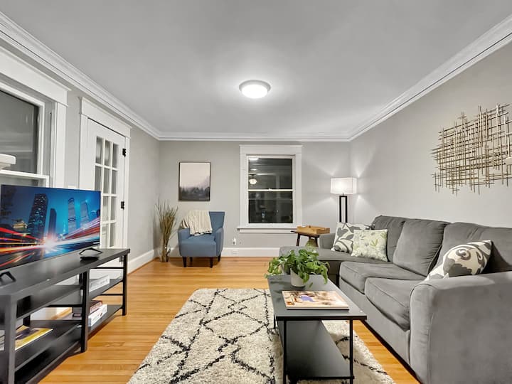 Beautiful 2br N Of Grand Near Downtown - Des Moines, IA