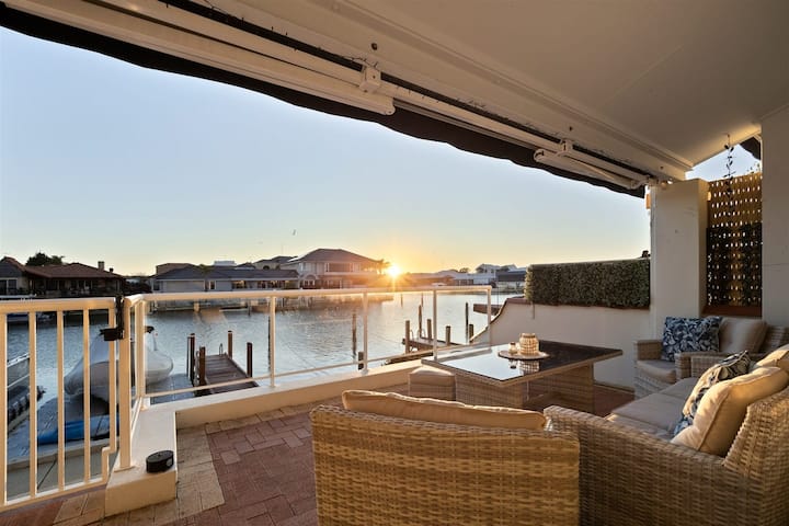 Luxurious King Bed Suite- Canals-city Central - Mandurah