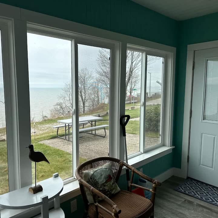 Lake Erie 2br Lakefront | Sunroom & Beach Access - Geneva, OH
