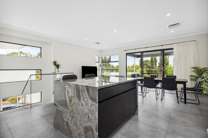 Luxurious Urban Townhouse W/ Parking - Inglewood, Australia