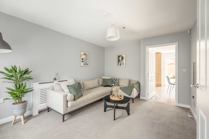 Modern 3-bedroom Home With Garden - Slough
