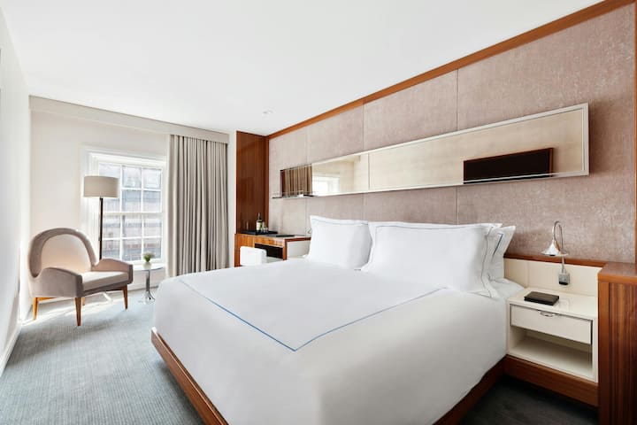 Hotel With Marble Bath And Rain Shower - New York