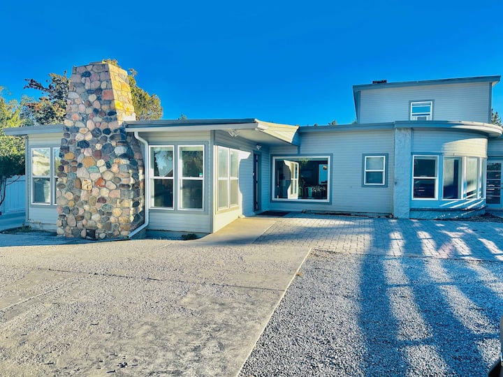 Triplex In Great Neighborhood/6 Br/10tvs/sleeps 23 - Reno