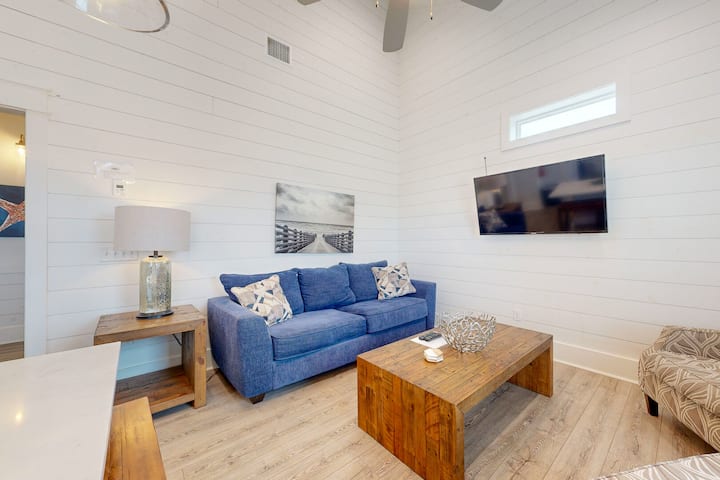 Golf Cart Included, Pet Friendly, Shared Pool - Port Aransas, TX