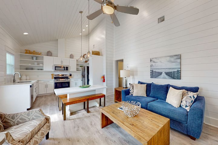 Golf Cart Included, Pet Friendly, Shared Pool - Port Aransas, TX