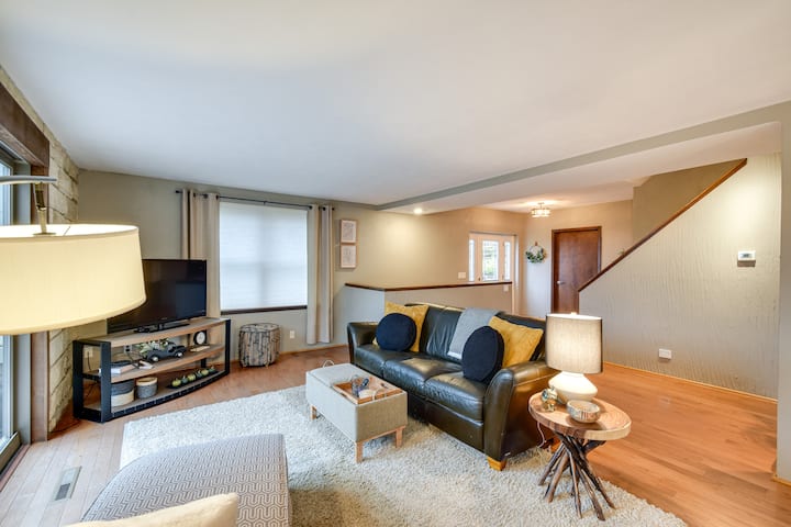 Large Home W/ Game Room, 4 Mi To Mississippi River - The Landing, Bettendorf