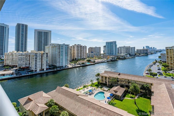Great Location - Beach Services - 12th Floor - Aventura, FL