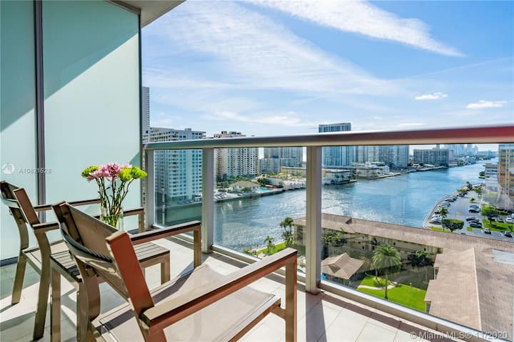 Waterfront Views - Walk To The Beach - North Miami Beach, FL