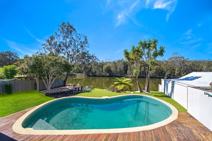 Easygoing Poolside Relaxation On Wyong River - Central Coast