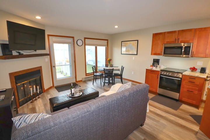 Modern Beach Front Condo With Lake Views - Bayfield, WI