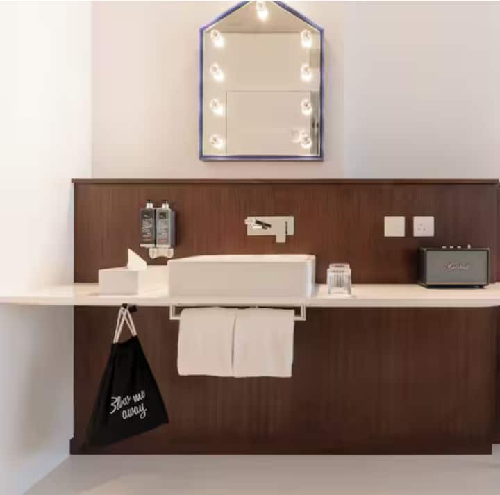 Oversized Windows And Neighborhood Views - Earls Court