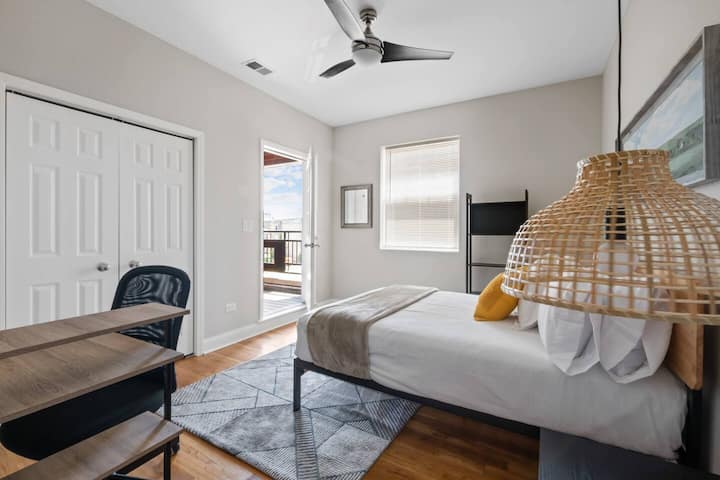Upscale Co-living W/ Private Balcony Near Uchicago - Chicago, IL