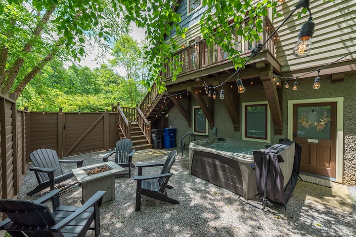 Cheshire Cottage | Pets,  Hot Tub & 5-min. To Town - Black Mountain, NC