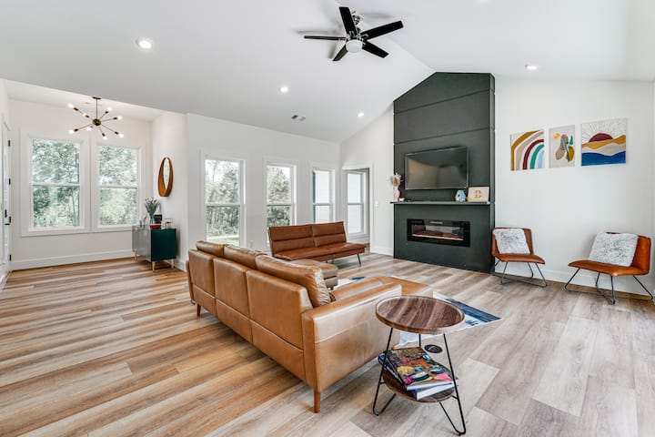 Gorgeous Harrison Getaway W/ Patio & Kayak! - Harrison, AR