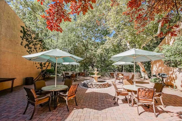 Creekside Condo W/ Jetted Tub & Fireplace - Sedona, AZ