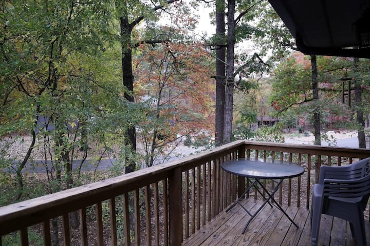 End Unit Retreat Near Lake Desoto - Hot Springs Village, AR