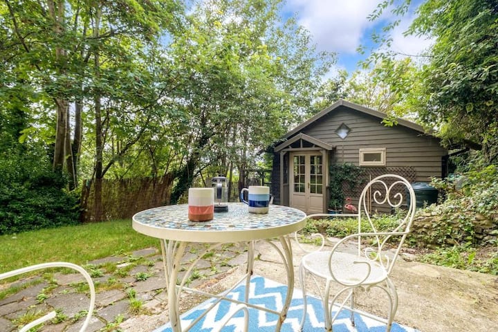 Host & Stay | The Eco Cabin - Brighton