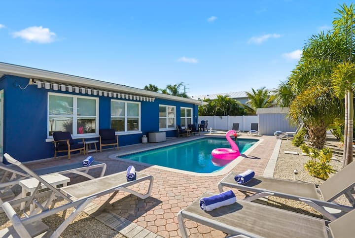 Island Break: Walk To Beach, 2bd, Sleeps 6, Heated - Holmes Beach, FL