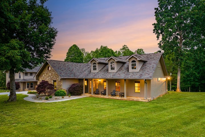 Cozy Luxe Cabin, Sleeps 24・yard・fire Pit・hot Tub - Tennessee