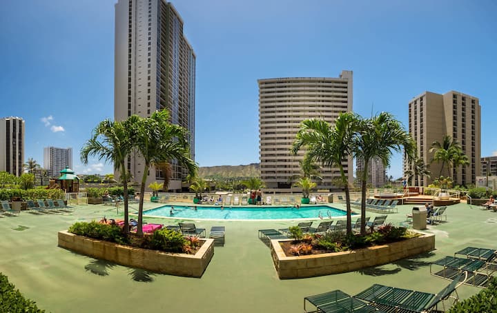 Steps From The Beach! Pool + Hot Tub - Honolulu, HI