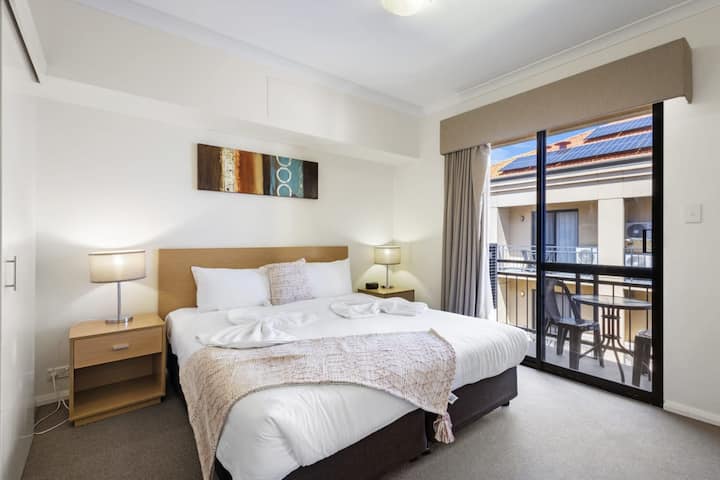 Comfortable Northbridge Apartment – Pool & Balcony - Nedlands