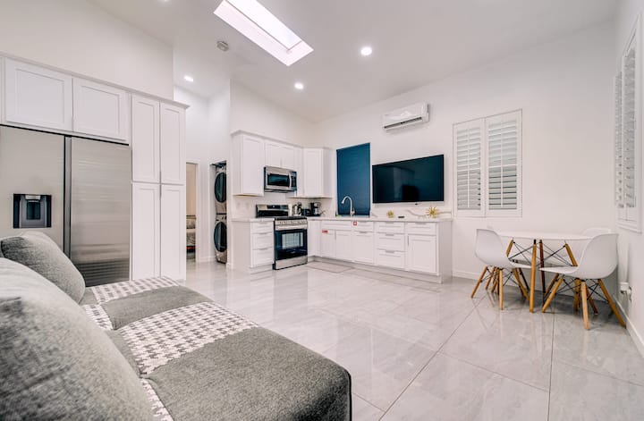 City Chic: Elegant Space - Santa Ana