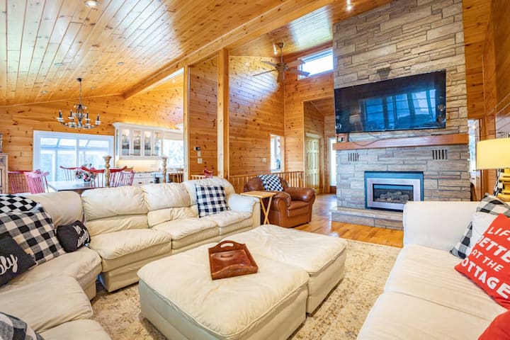 Lake Simcoe Cottage, Hot Tub, Games, Fire Pit - Orillia