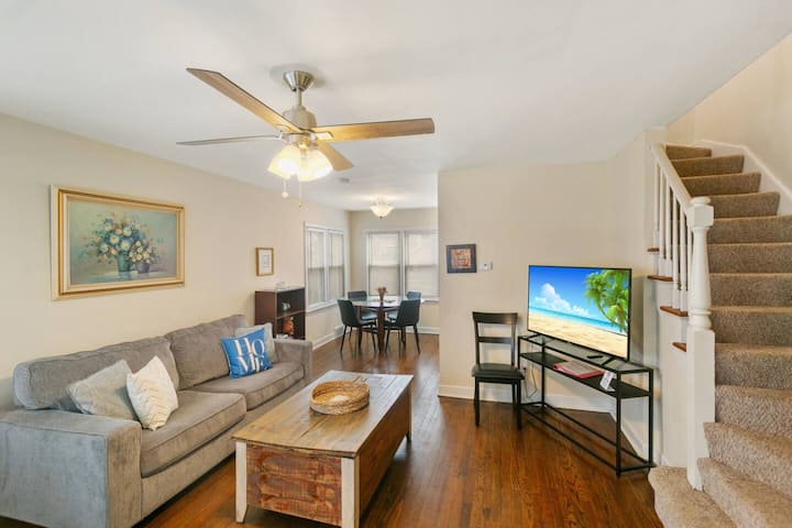 Downtown Libertyville Duplex Near Naval Base! - Lake Forest, IL