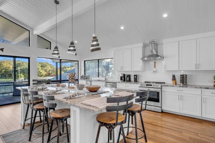 Southern Comfort-modern Lakefront Home With Dock - Kingsland, TX