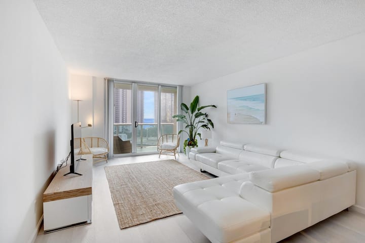 Spacious Family Escape With Pool & Beach Access - Sunny Isles Beach, FL