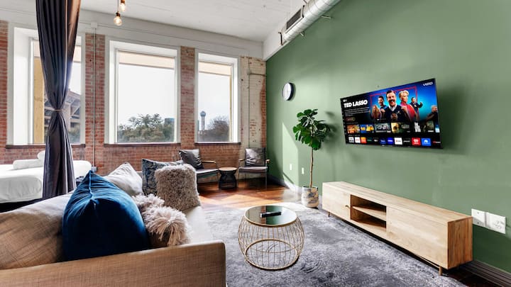 Downtown Dallas Loft • Pool, Breakfast & Valet - Dallas, TX