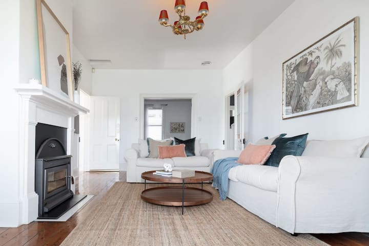 Central Elegance: Cottage Gem With Parking - 朗瑟士敦