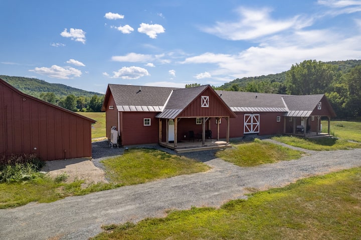 Converted Carriage Barn - The Carriage House Unit2 - Hartford, VT